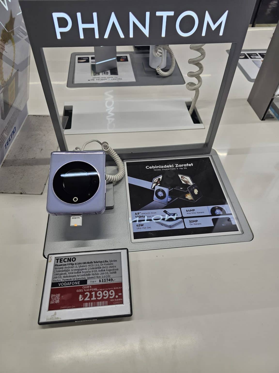 Orta Segment Fiyatına Katlanabilir Telefon Tecno Phantom V Flip