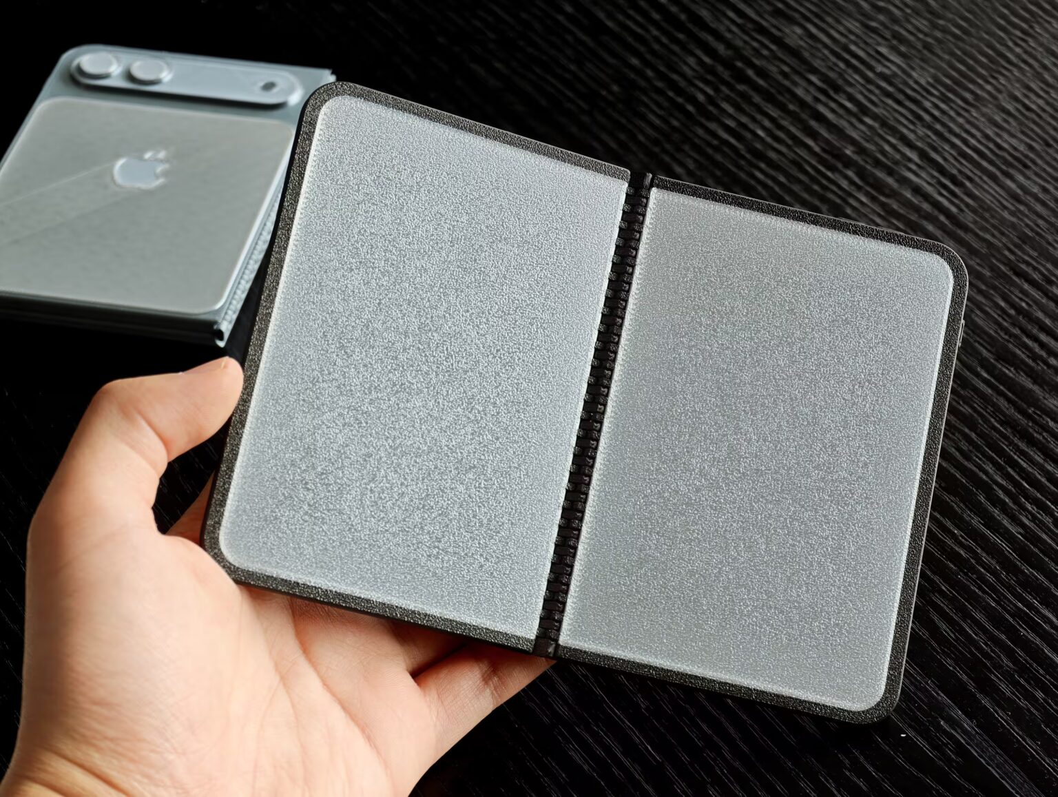 Yıllar Sonra Yeni Bir iPhone: iPhone Fold Canlı Prototip Fotoğrafları ...